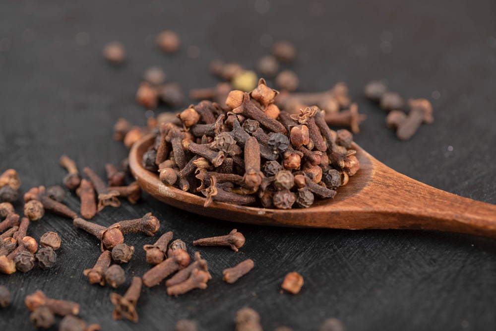 Cuisoare: ghid de beneficii, utilizari si precautii. Spring Farma